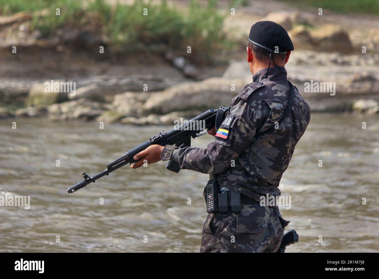 Military personnel belonging to the Bolivarian National Armed Forces ...