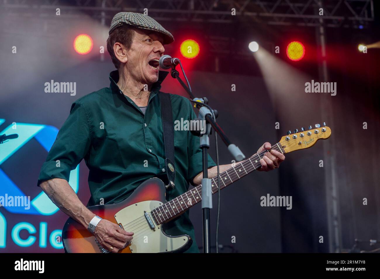 Singer Jaime Urriata of Gabinete Caligari during the Los 40 Classic ...