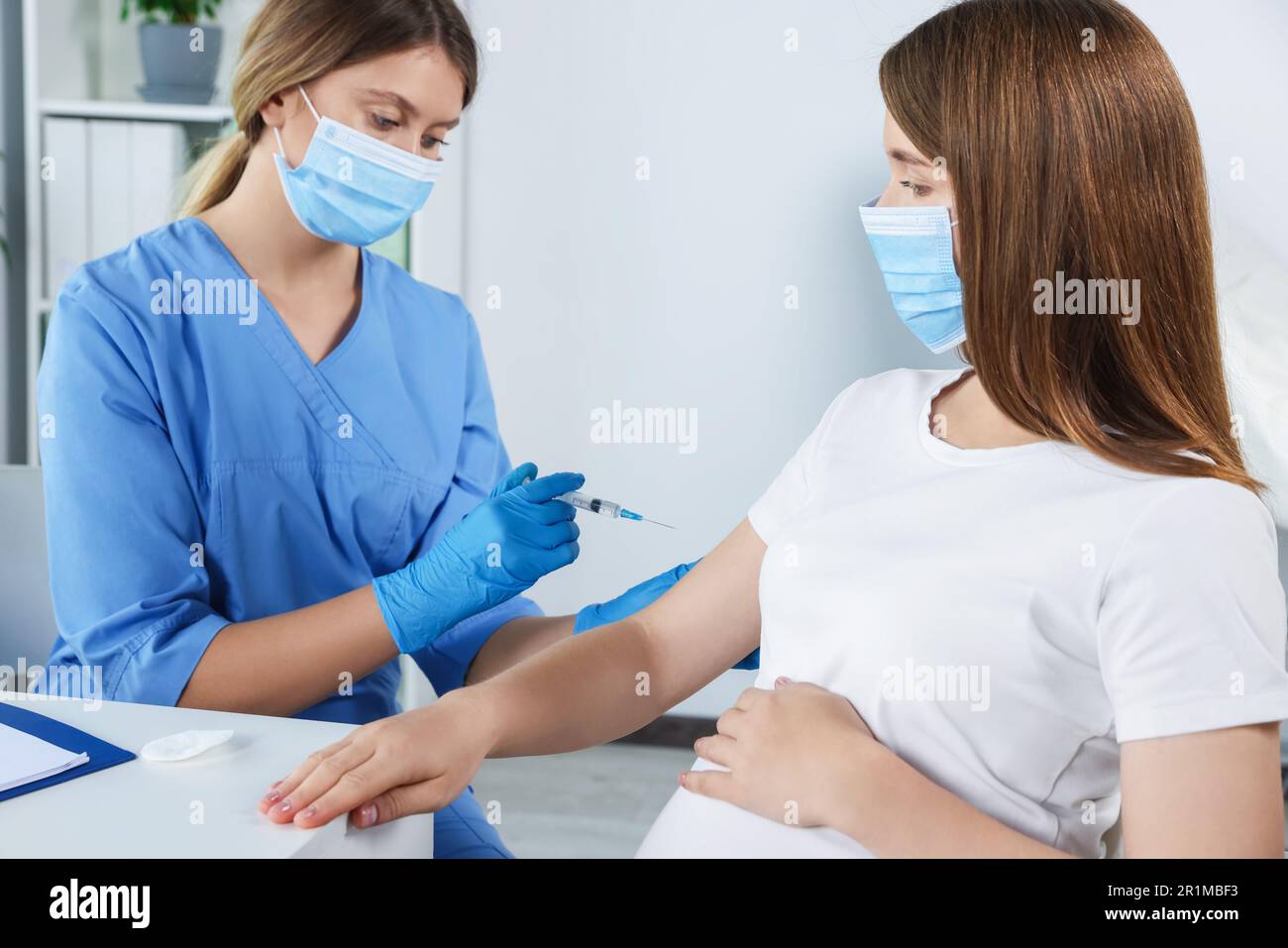 Doctor giving injection to pregnant woman in hospital Stock Photo - Alamy