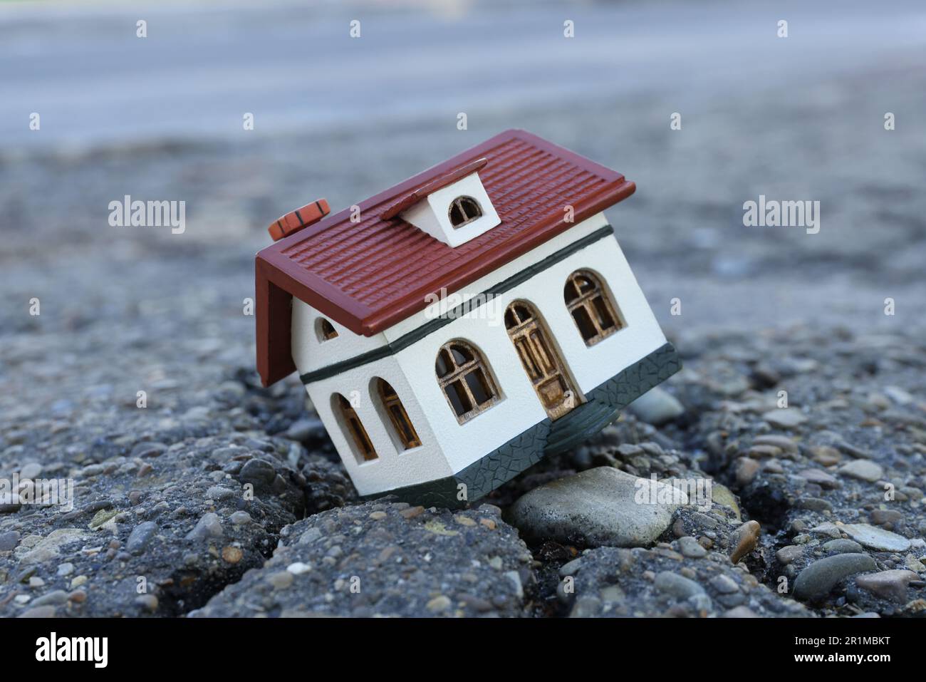 House model in cracked asphalt. Earthquake disaster Stock Photo - Alamy