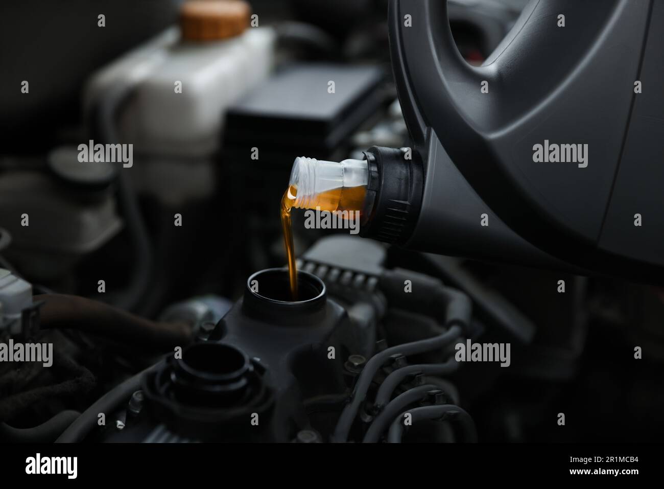 Pouring motor oil hi-res stock photography and images - Alamy