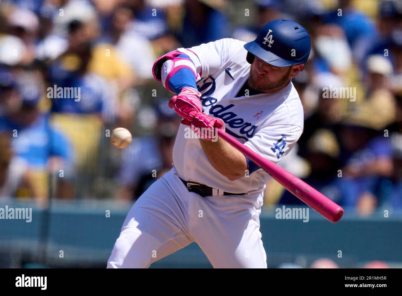 Los Angeles Dodgers Max Muncy swings at a ball during the sixth inning ...