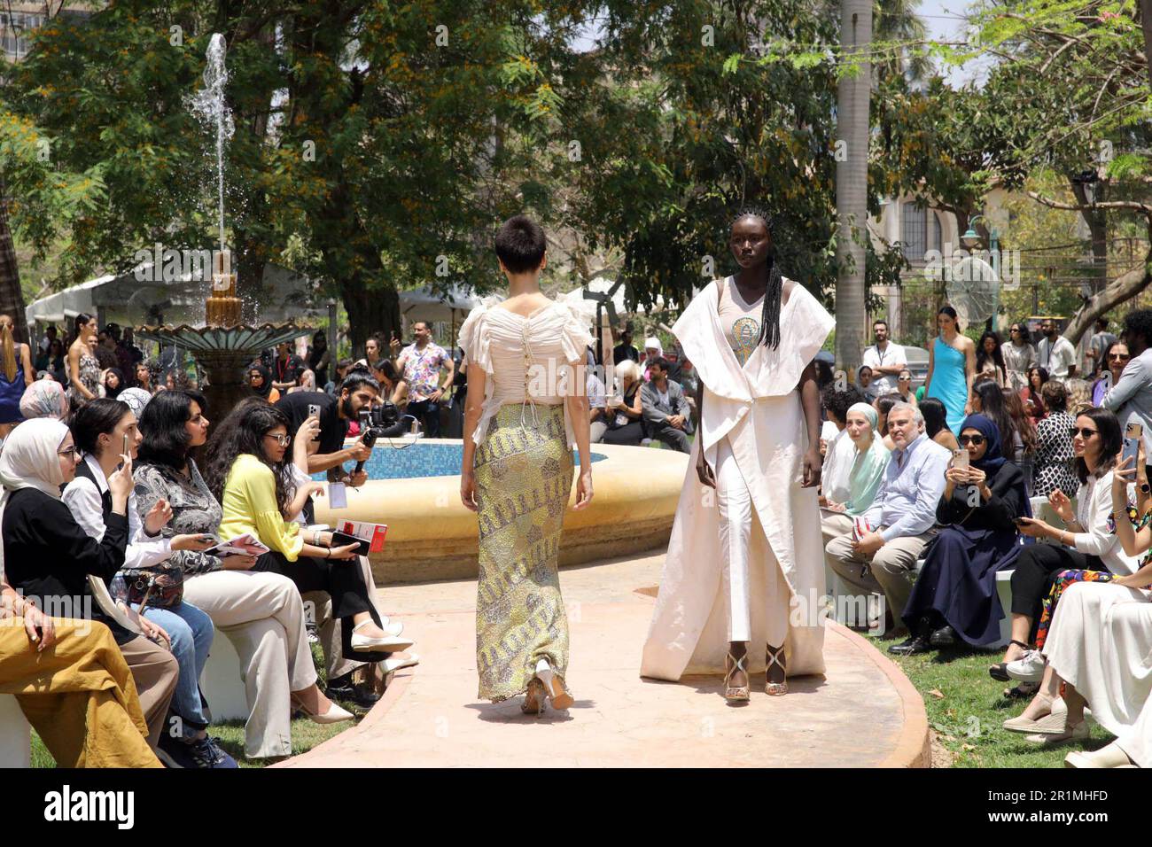 (230515) -- CAIRO, May 15, 2023 (Xinhua) -- Models present creations at ...