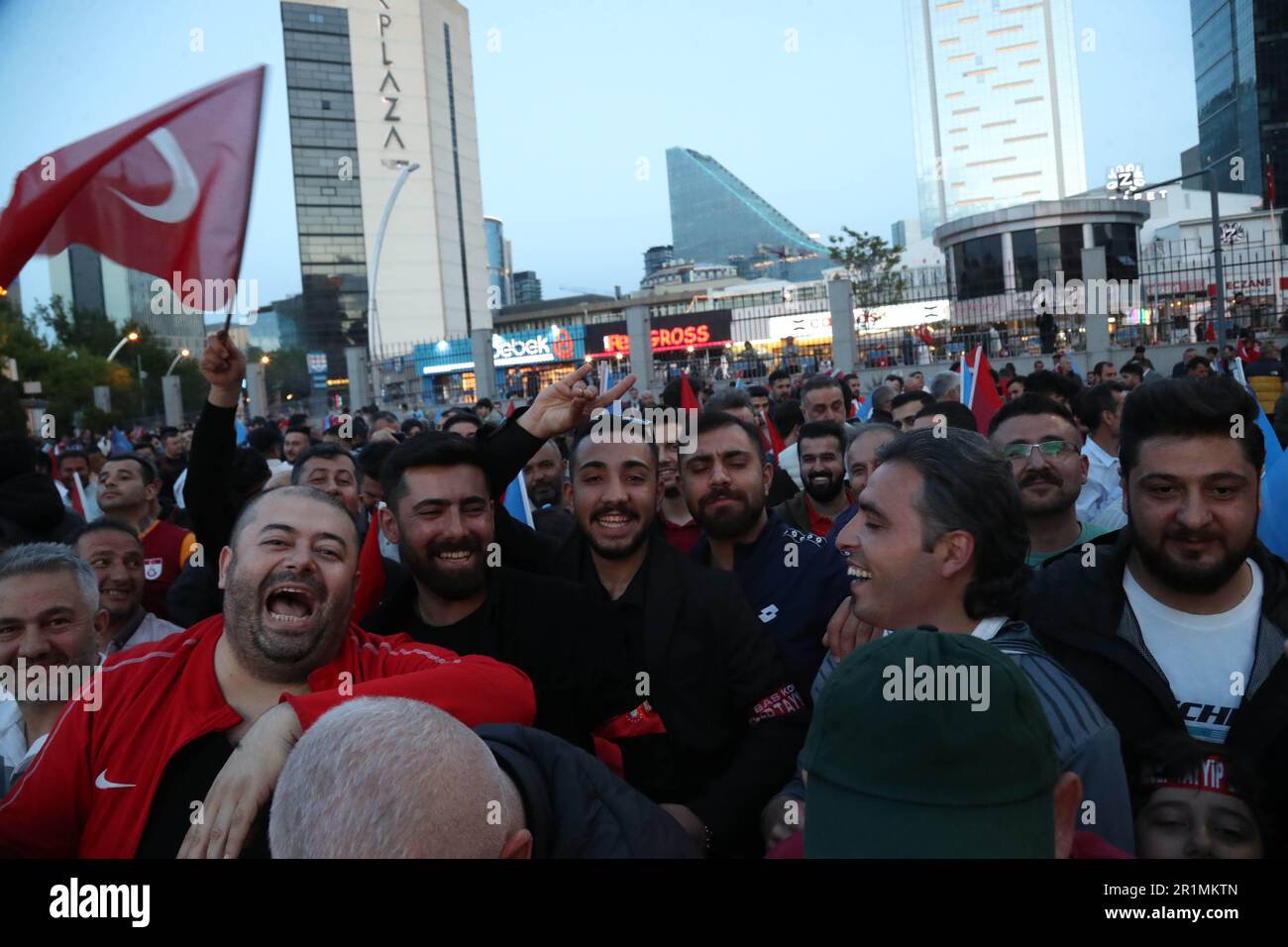 (230515) -- ANKARA, May 15, 2023 (Xinhua) -- Supporters of Turkish ...