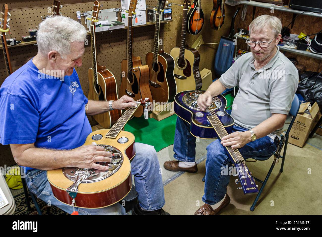 Flea market guitar hi-res stock photography and images - Alamy