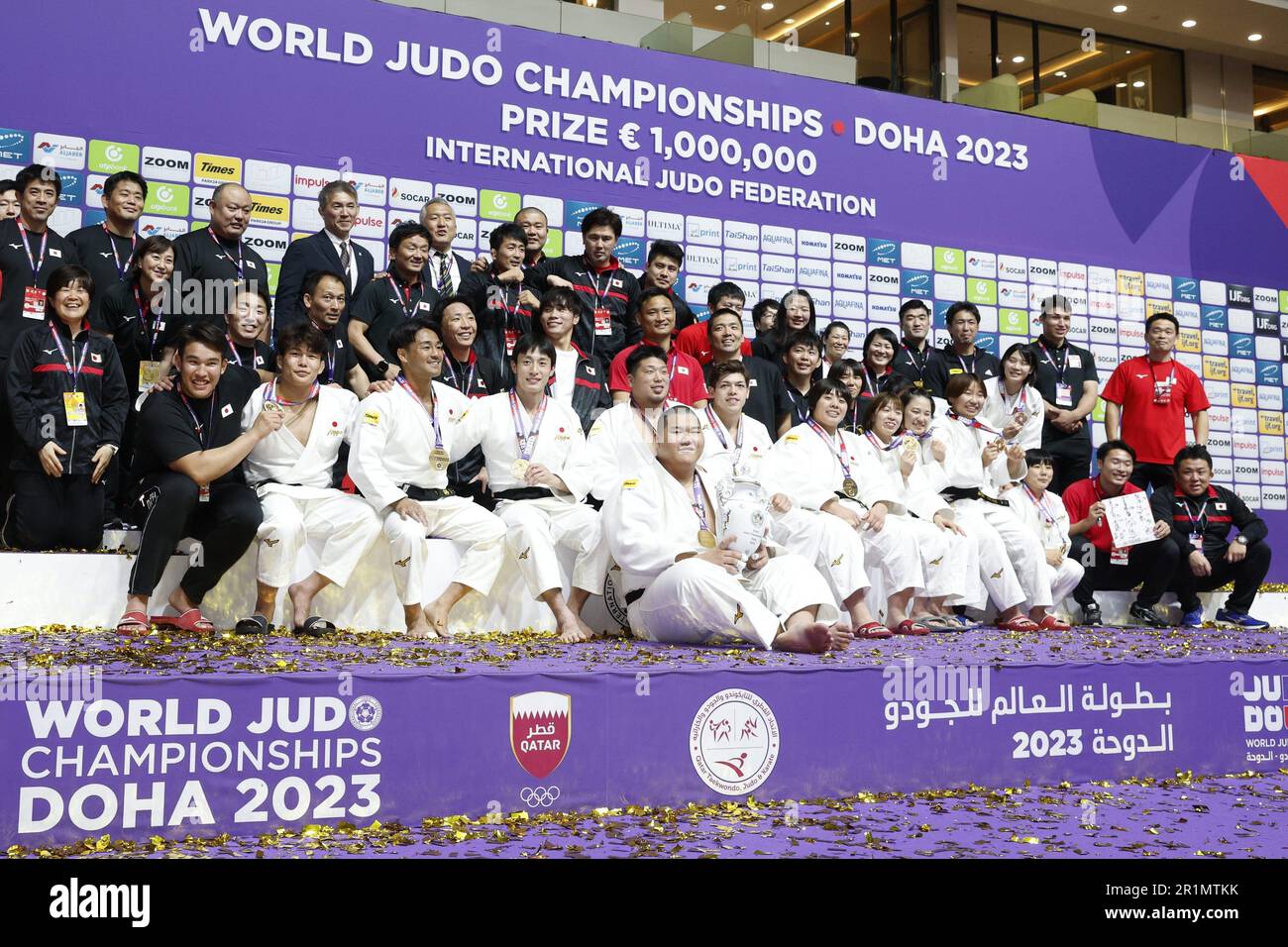 Japanese judokas and officials celebrate winning their sixth straight ...