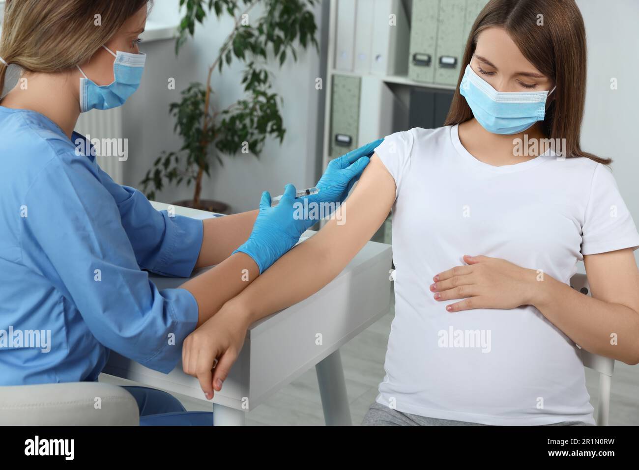 Doctor giving injection to pregnant woman in hospital Stock Photo - Alamy