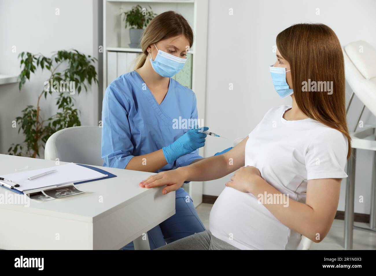 Doctor giving injection to pregnant woman in hospital Stock Photo - Alamy