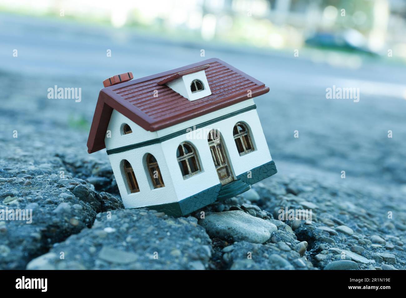 House model in cracked asphalt. Earthquake disaster Stock Photo - Alamy