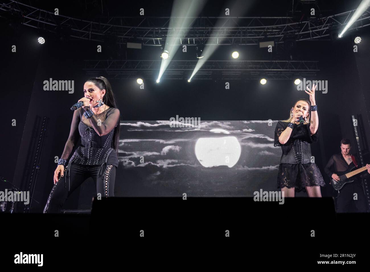 Paola Iezzi and Chiara Iezzi Stock Photo - Alamy