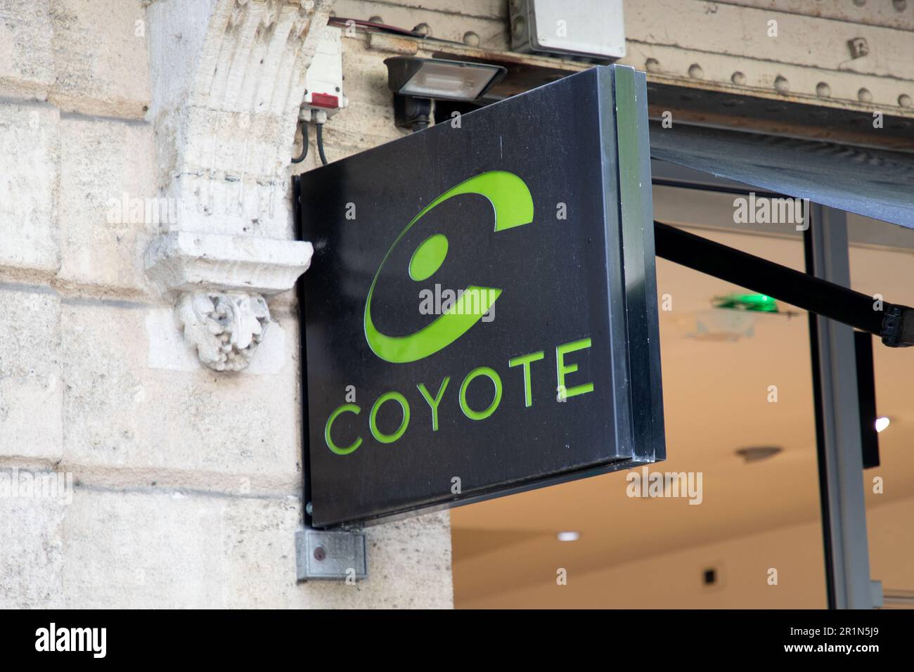 Coyote and road sign hi-res stock photography and images - Alamy