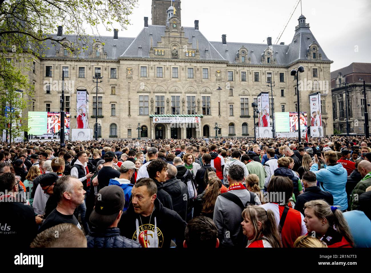 ROTTERDAM - Football fans are already standing in front of the balcony ...