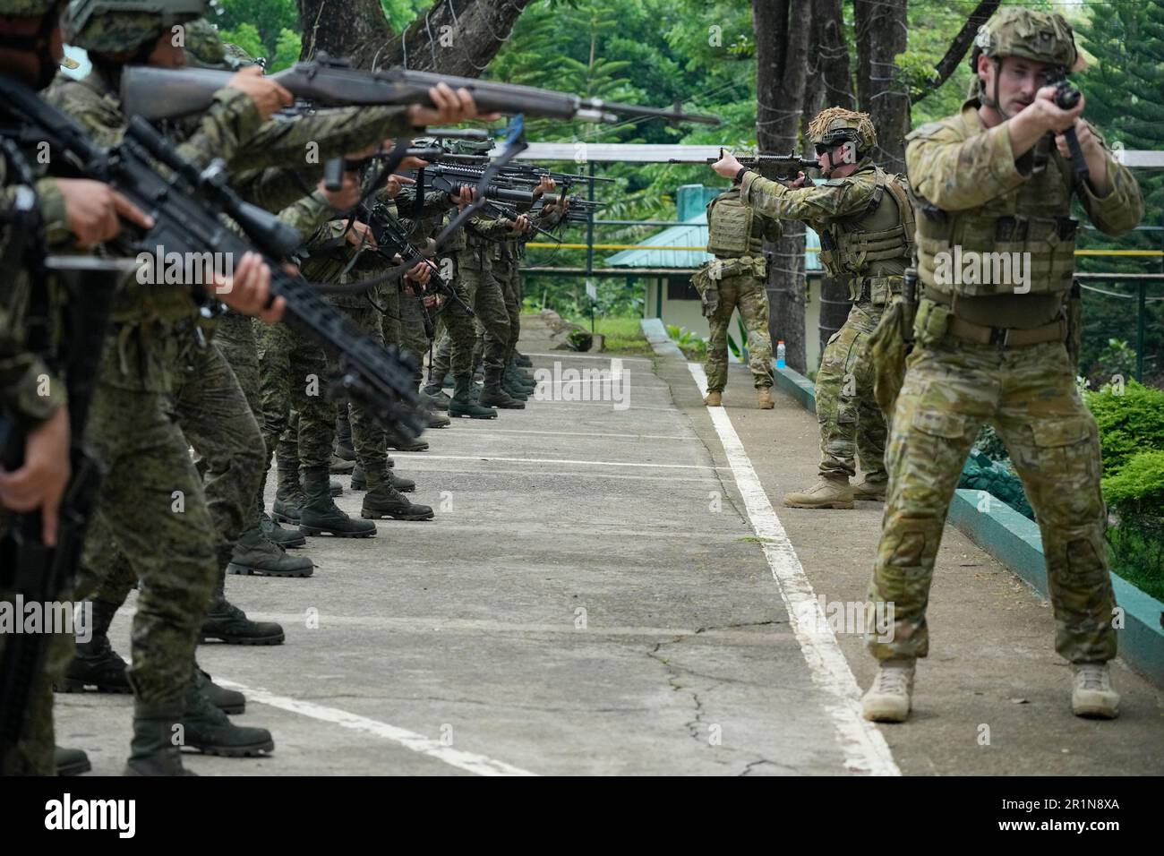 Australian troopers, right, instructs Philippine soldiers in close ...