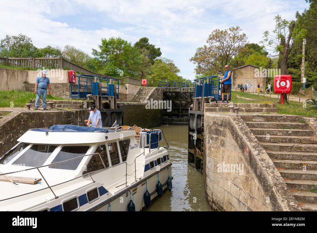 Yacht passing a sluice lock at Canal du Midi, France Stock Photo - Alamy