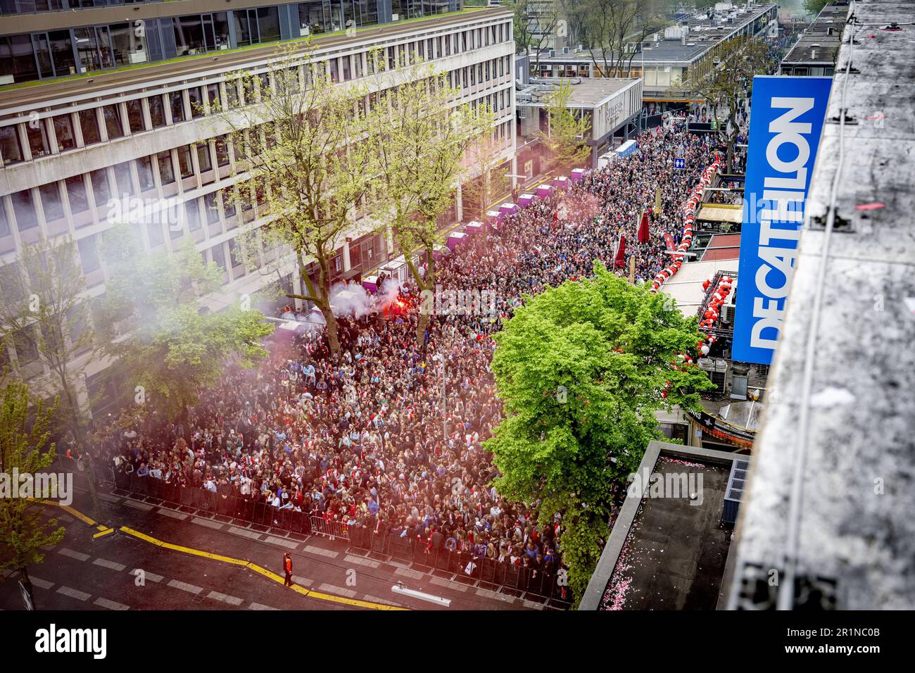 ROTTERDAM - Football fans are already standing in front of the town ...