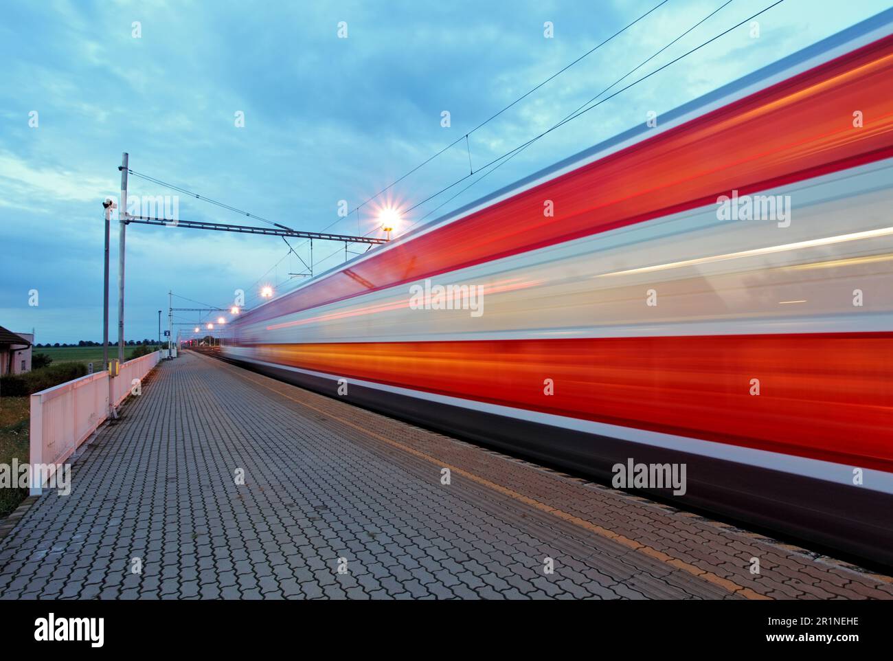 Night railroad hi-res stock photography and images - Alamy