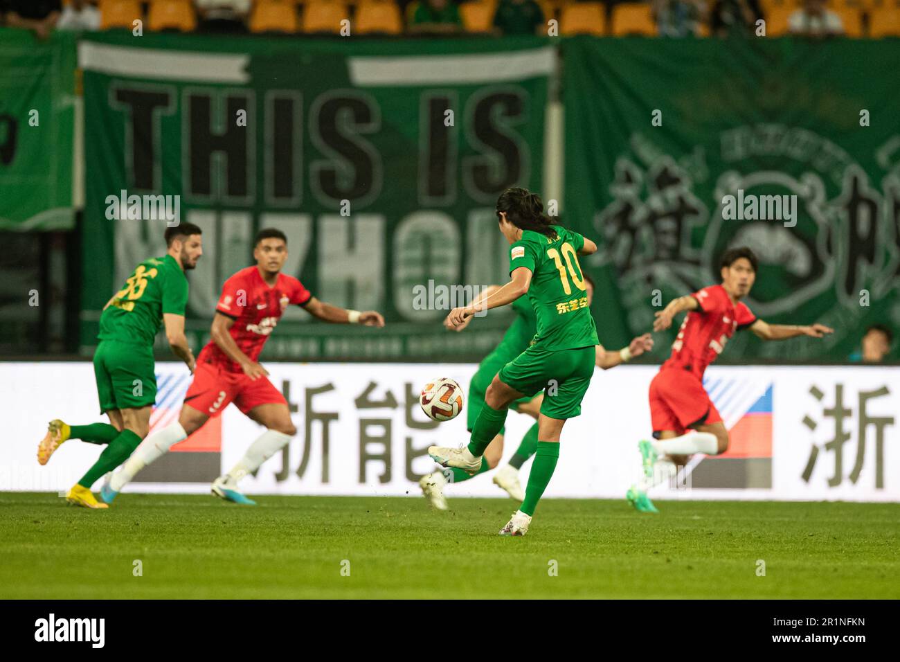 Shanghai Port Football Club defeated Zhejiang Professional Football ...