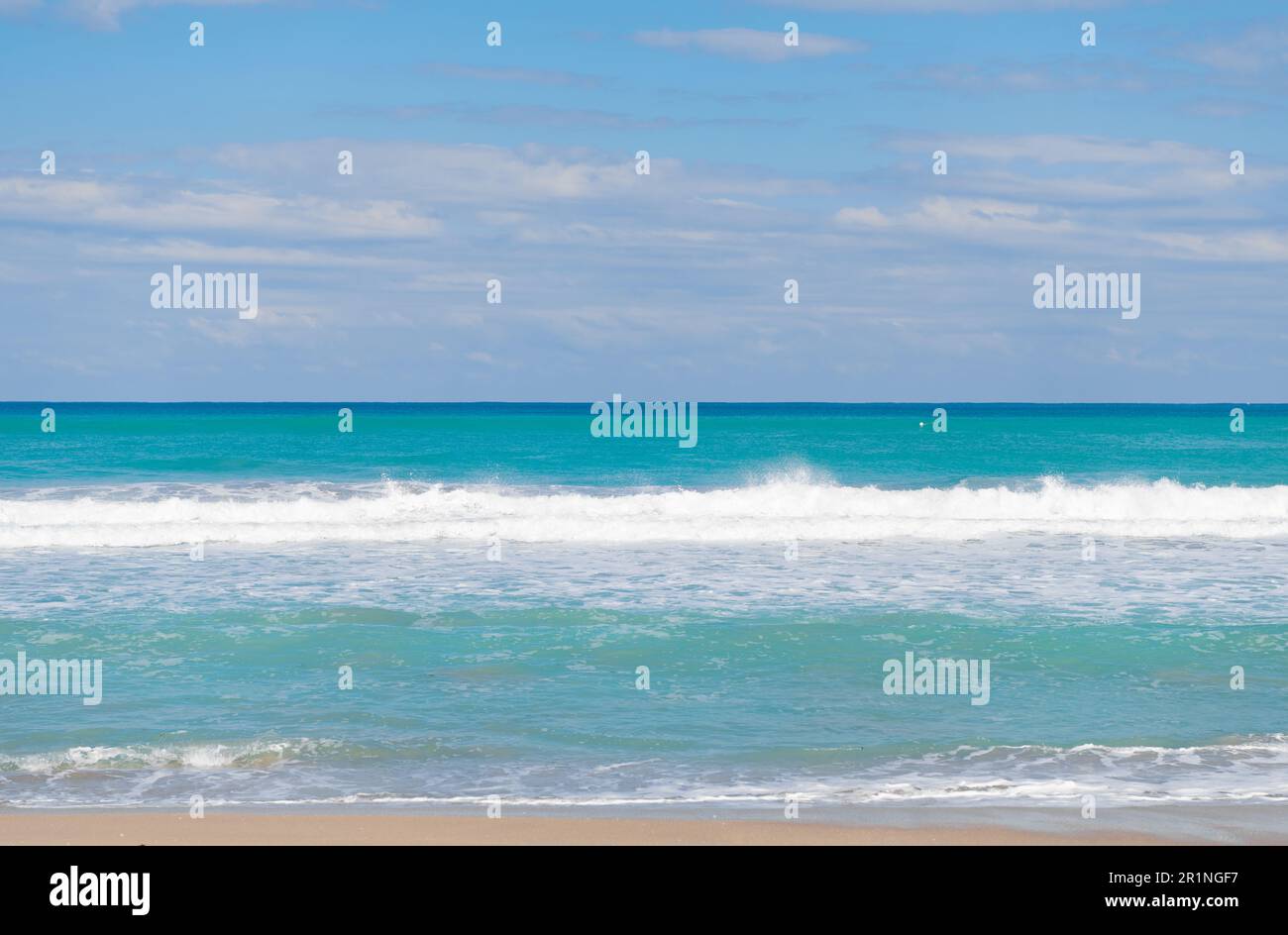 horizon view of bahamas and wavy water Stock Photo - Alamy