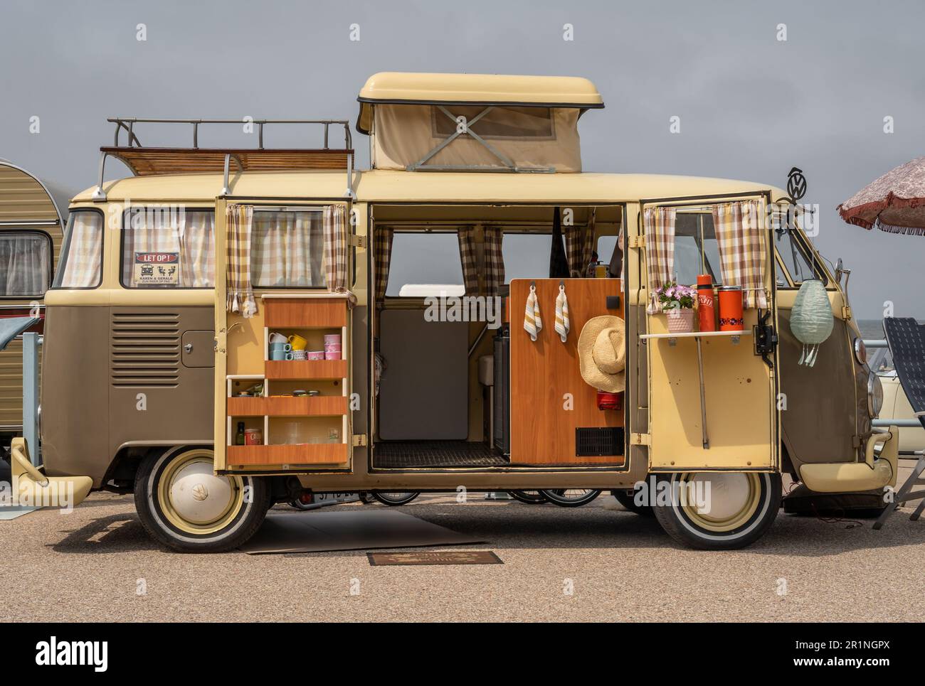 Vw bus beach hi-res stock photography and images - Alamy