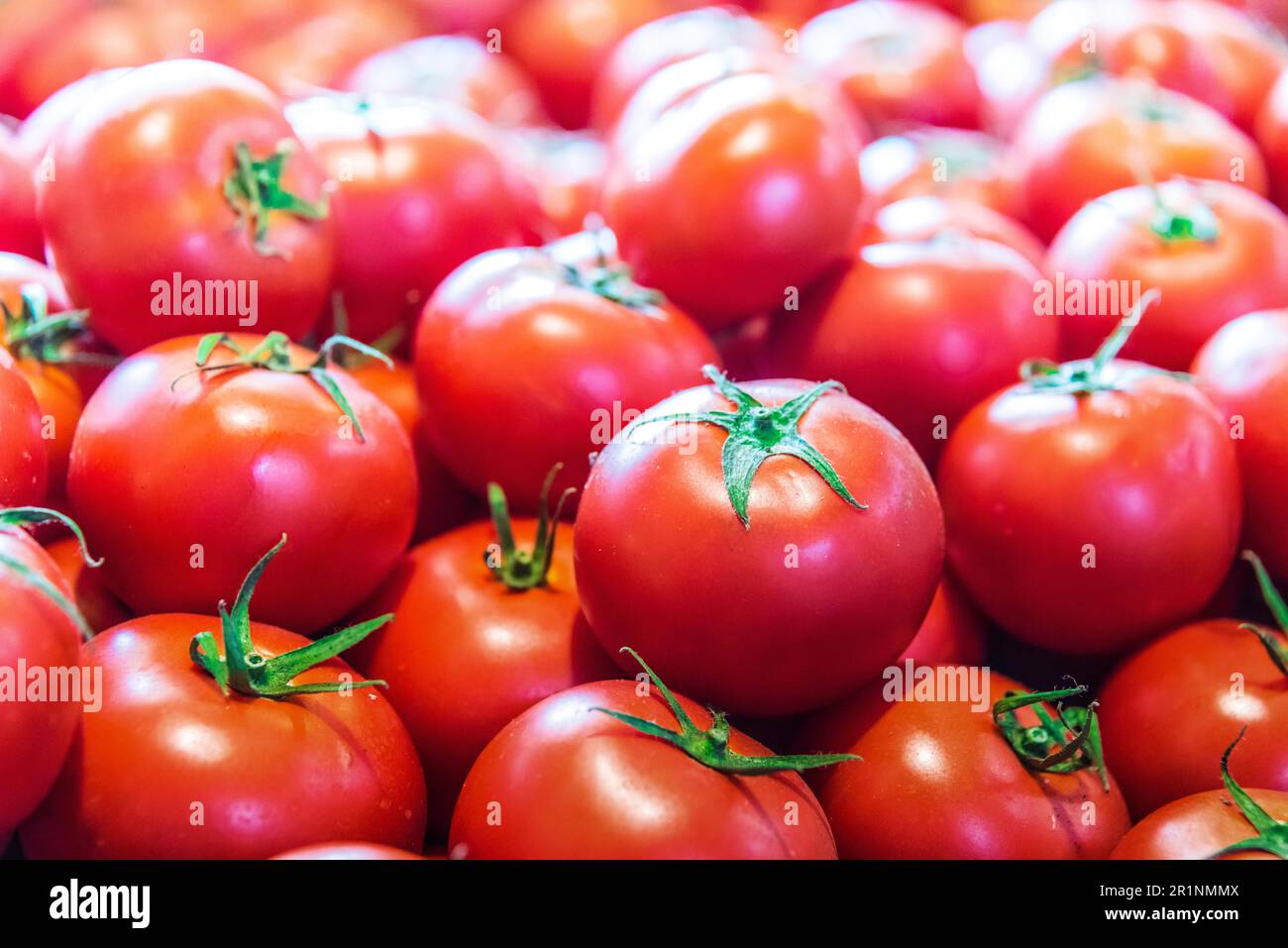 Fresh organic tomatoes on the street market stall Stock Photo - Alamy