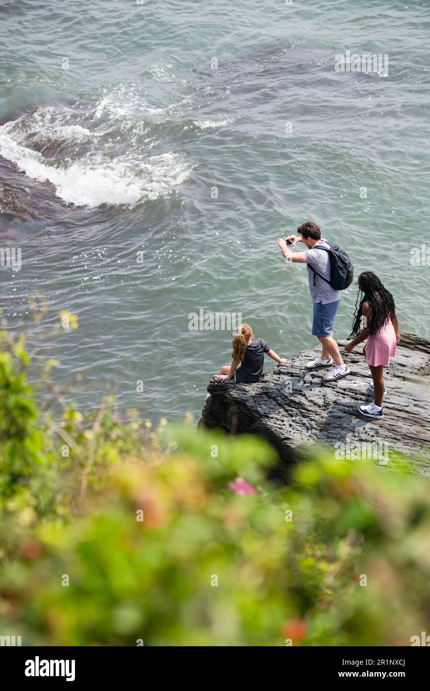 Tourists enjoying the Newport Cliff Walk in summer Stock Photo - Alamy