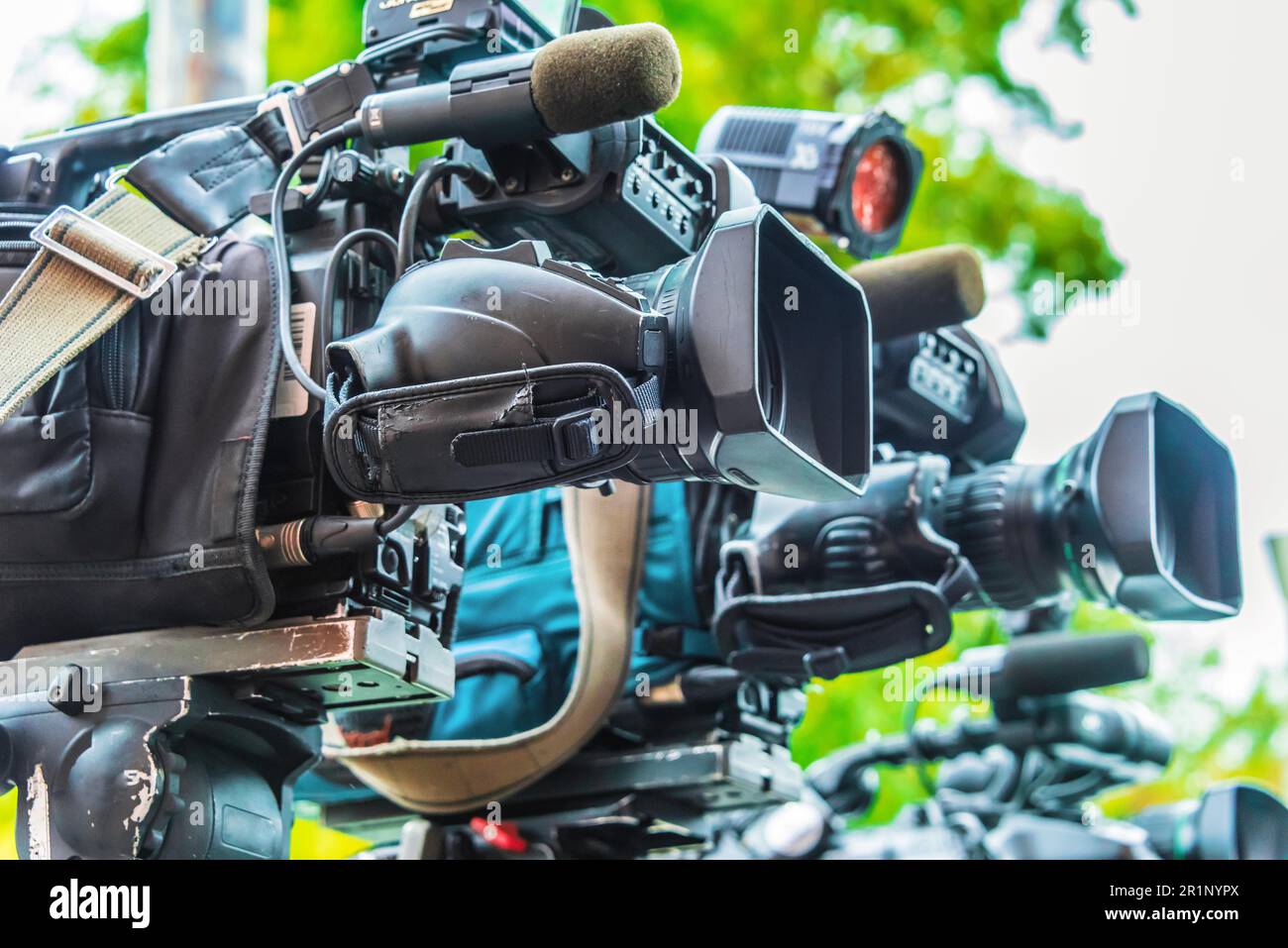 Microphone recording television hi-res stock photography and images - Alamy