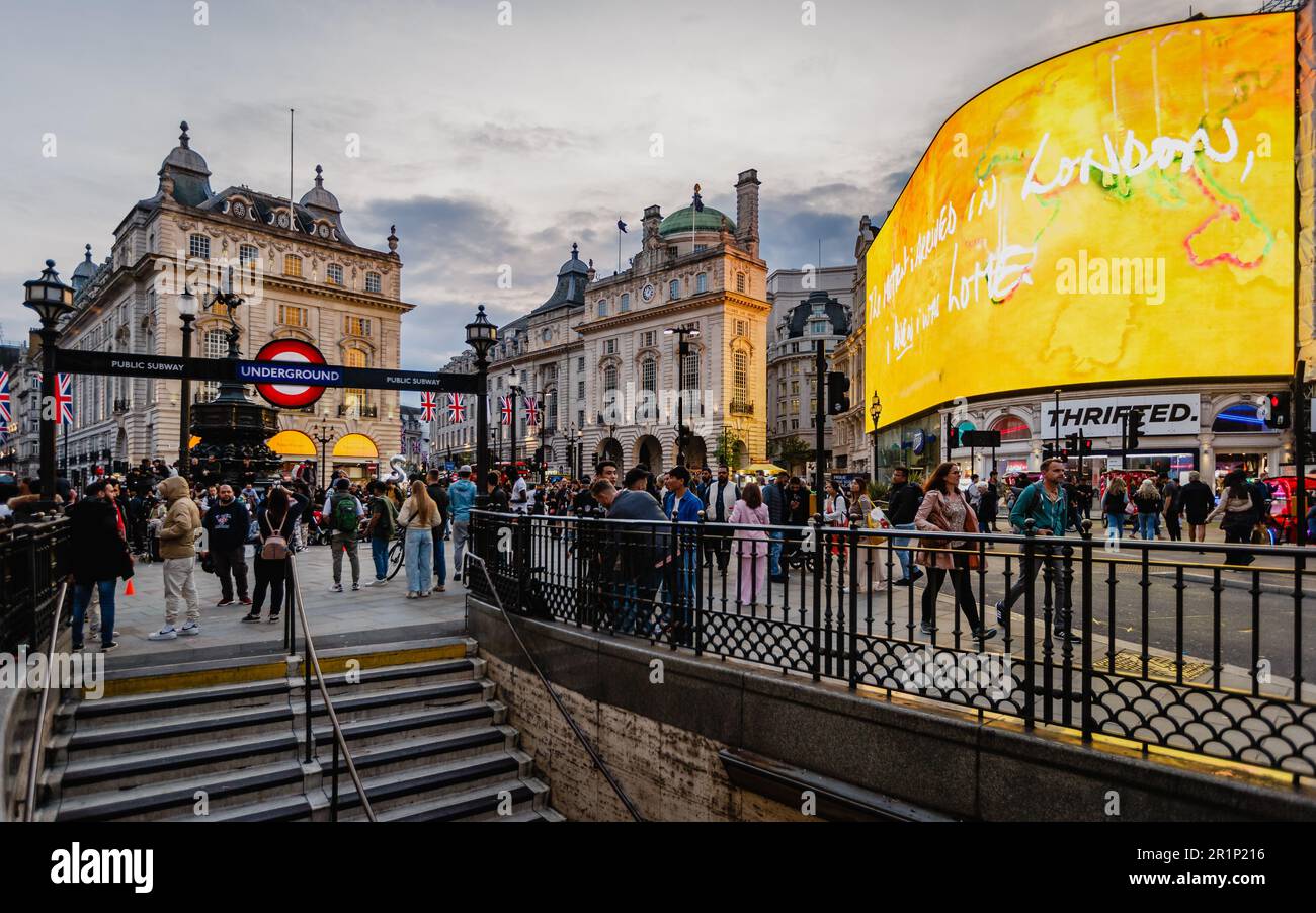 A sunset colour on the big screen in Piccadilly, London Stock Photo - Alamy