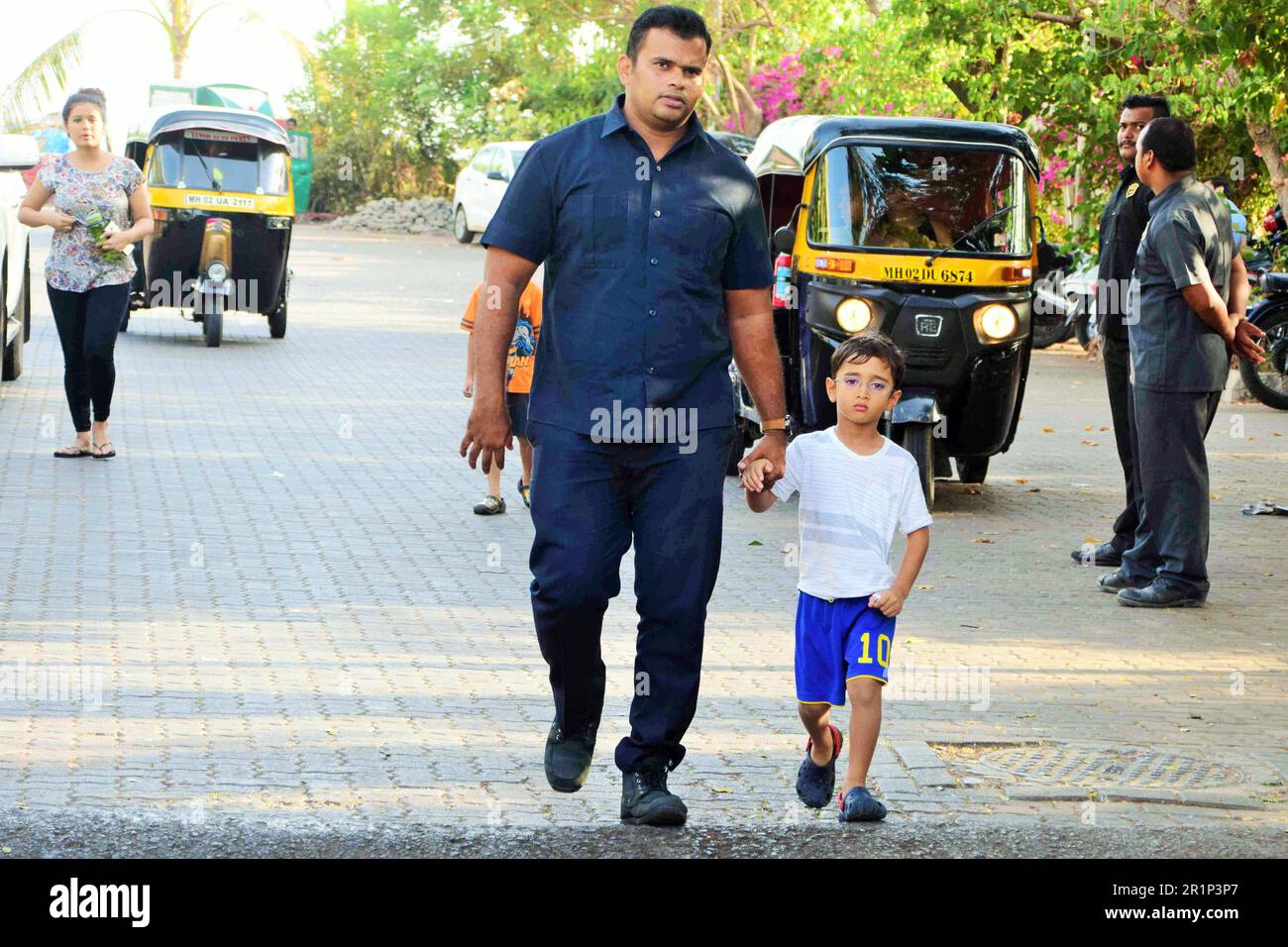 Azad Rao Khan, walking, bodyguard, Aamir Khan son, Kiran Rao son ... Azad Rao Khan, walking, bodyguard, Aamir Khan son, Kiran Rao son ...