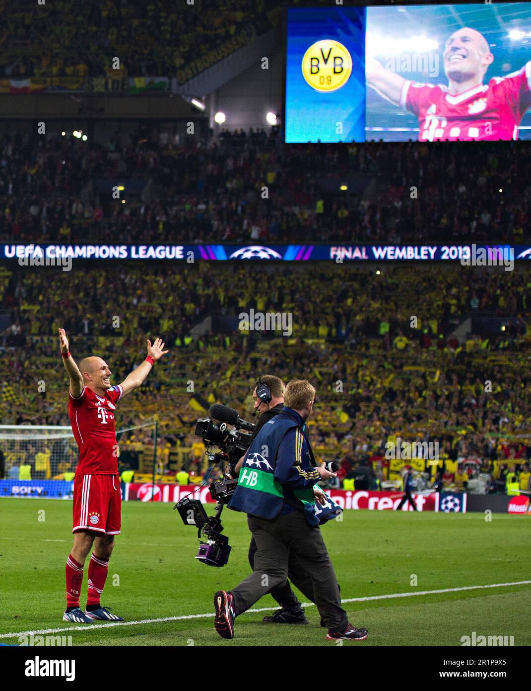 London, 25.05.2013, Wembley Arjen Robben (FCB) lässt sich feiern ...