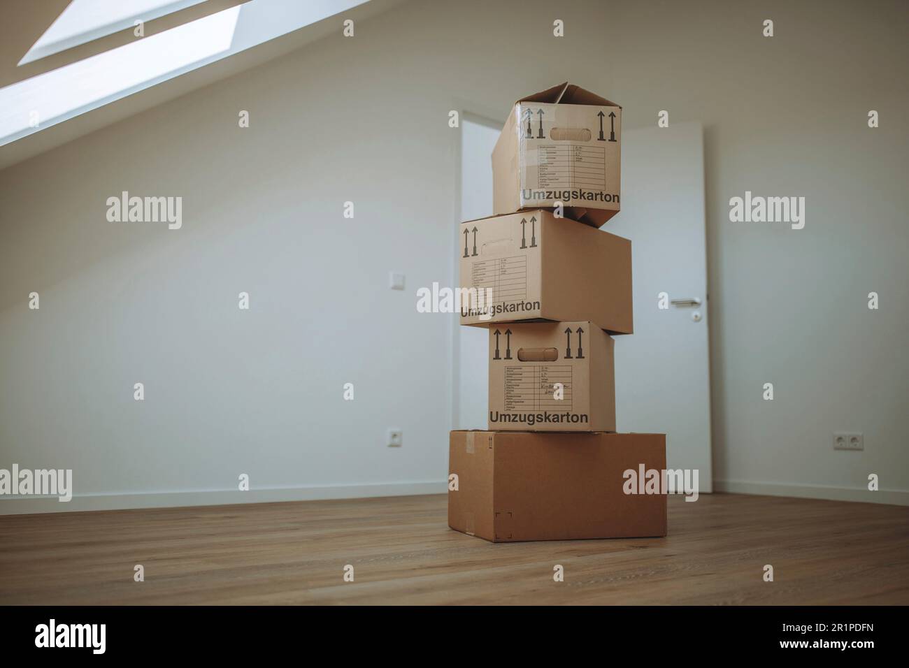 Moving boxes in the new apartment Stock Photo - Alamy