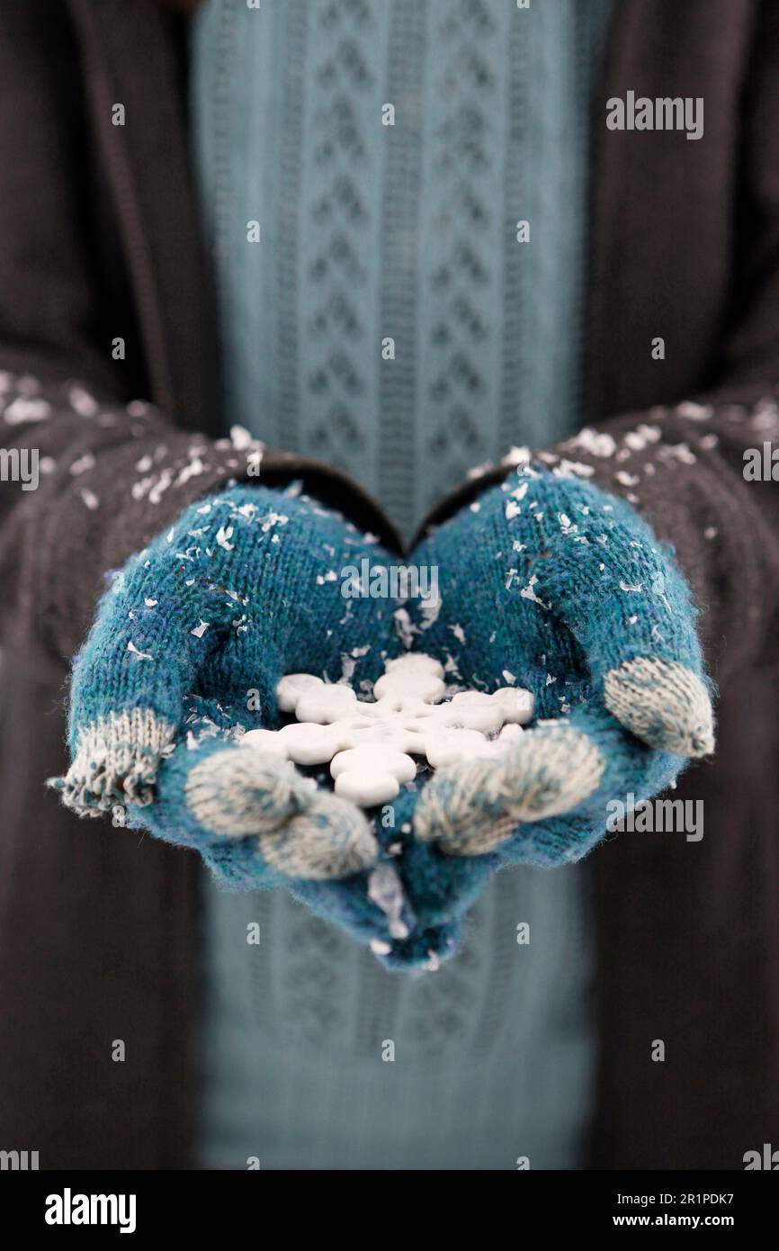 Hands winter gloves hi-res stock photography and images - Alamy