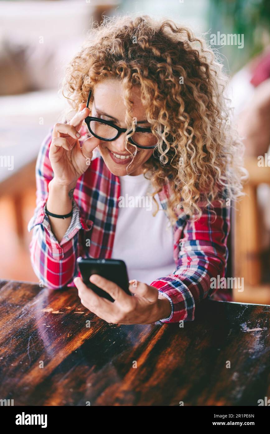 Mobile reading hi-res stock photography and images - Alamy