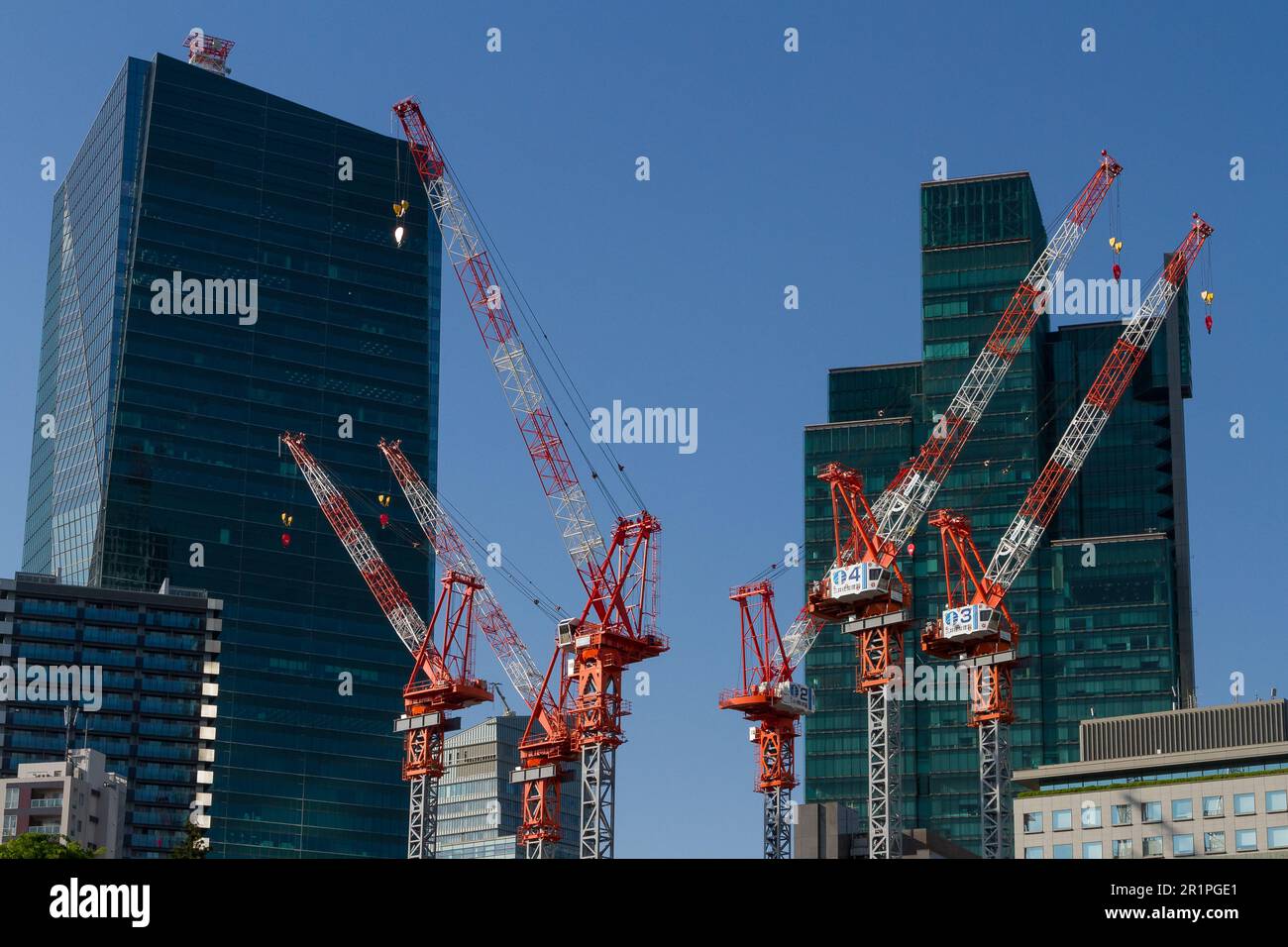 Tower cranes in front of the Sumitomo Fudosan Roppongi Grand Tower ...