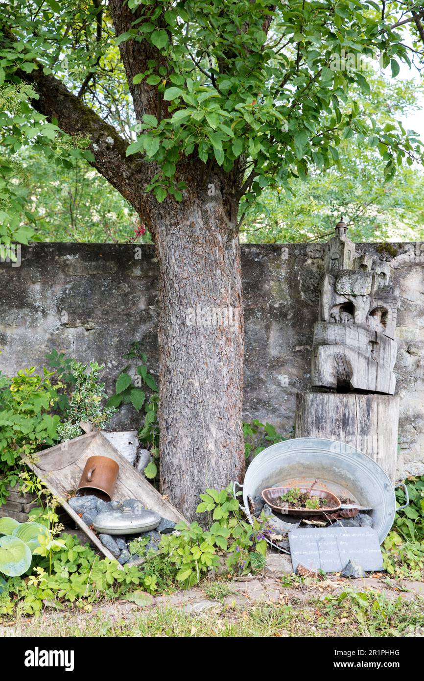 Ceramic pot, hot water bottle, wooden trough, tree, zinc tub, nature ...