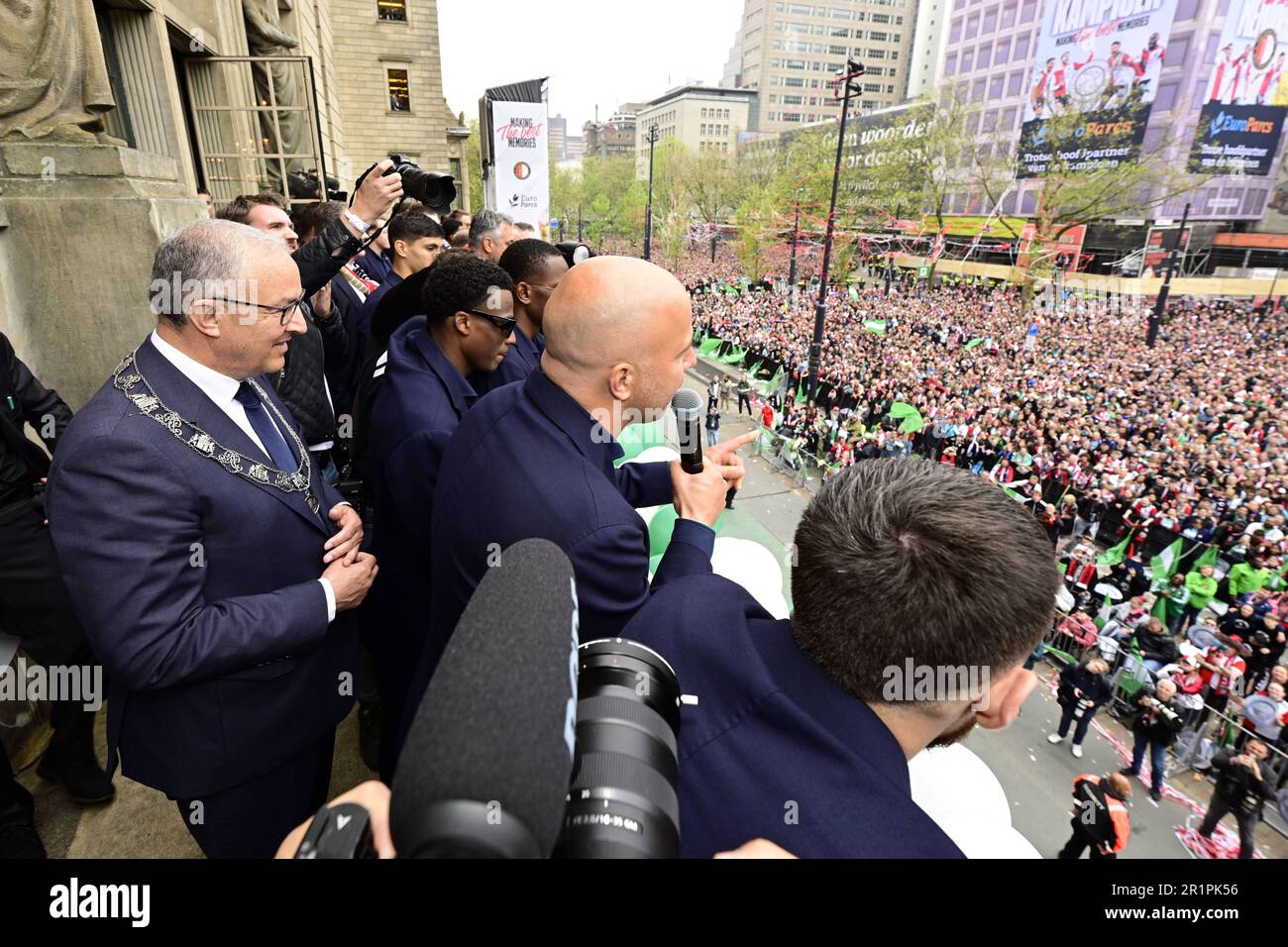 ROTTERDAM - Arne Slot and Mayor Ahmed Aboutaleb on the balcony of the ...