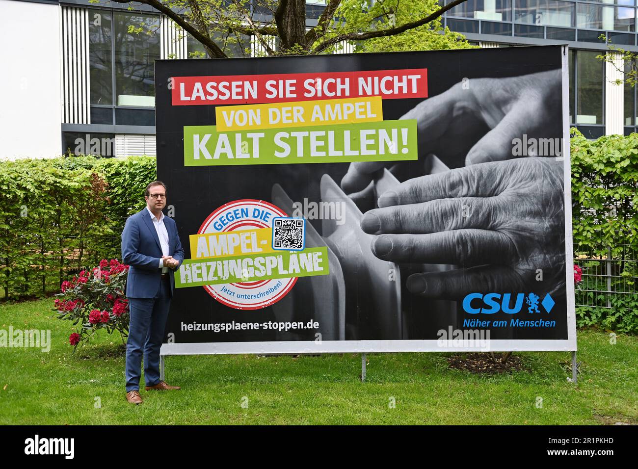 Martin HUBER (general secretary of the CSU) presents a poster campaign ...