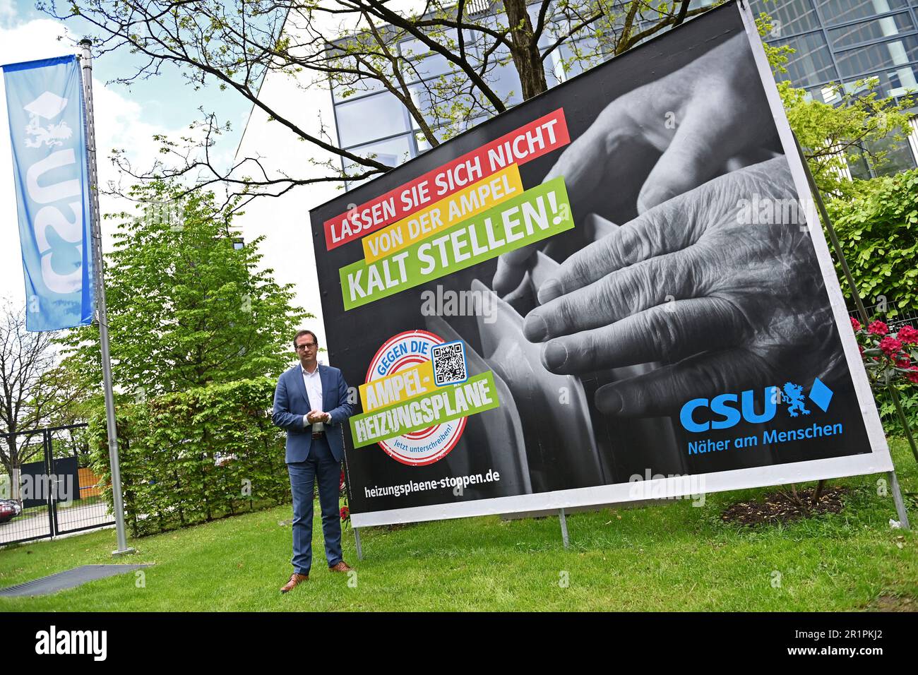 Martin HUBER (general secretary of the CSU) presents a poster campaign ...