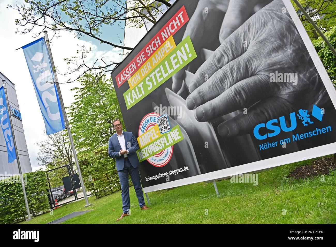 Martin HUBER (general secretary of the CSU) presents a poster campaign ...
