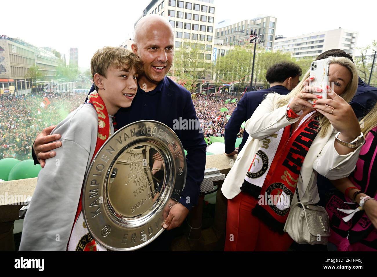 ROTTERDAM - Feyenoord coach Arne Slot with his son while his wife takes ...