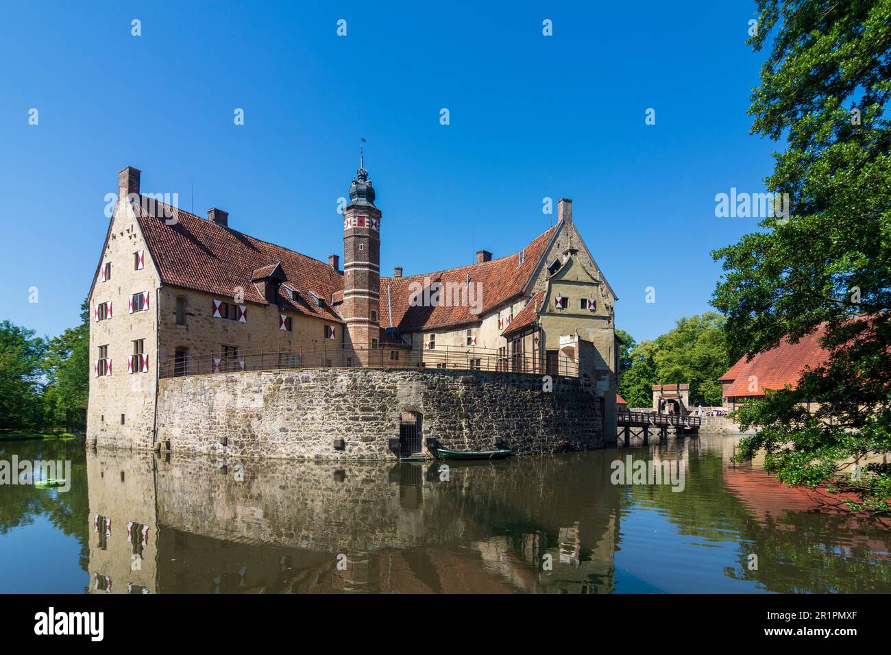 Vischering water castle in munsterland hi-res stock photography and ...