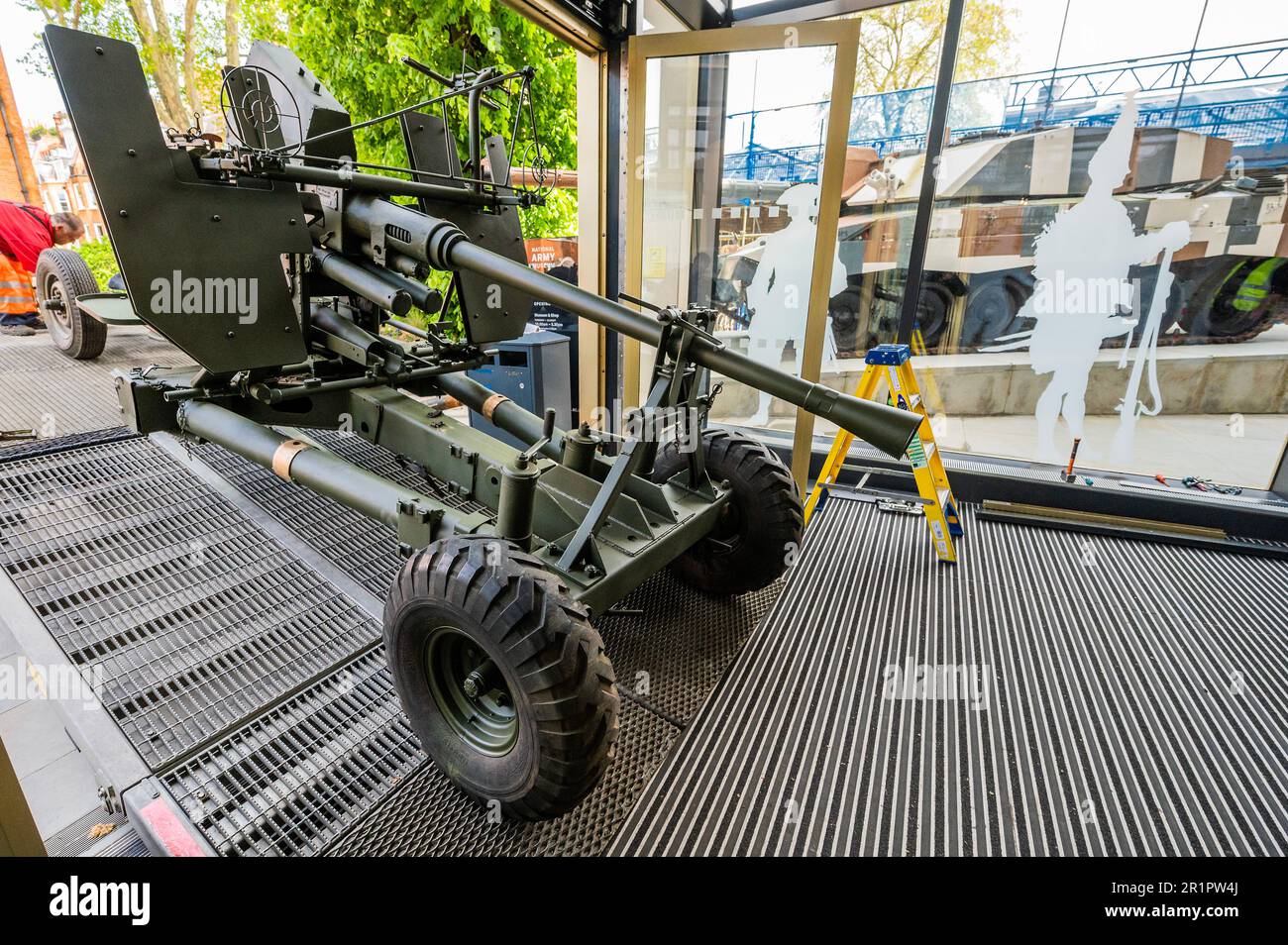 London, UK. 15th May, 2023. Installation of the Bofors gun in National ...