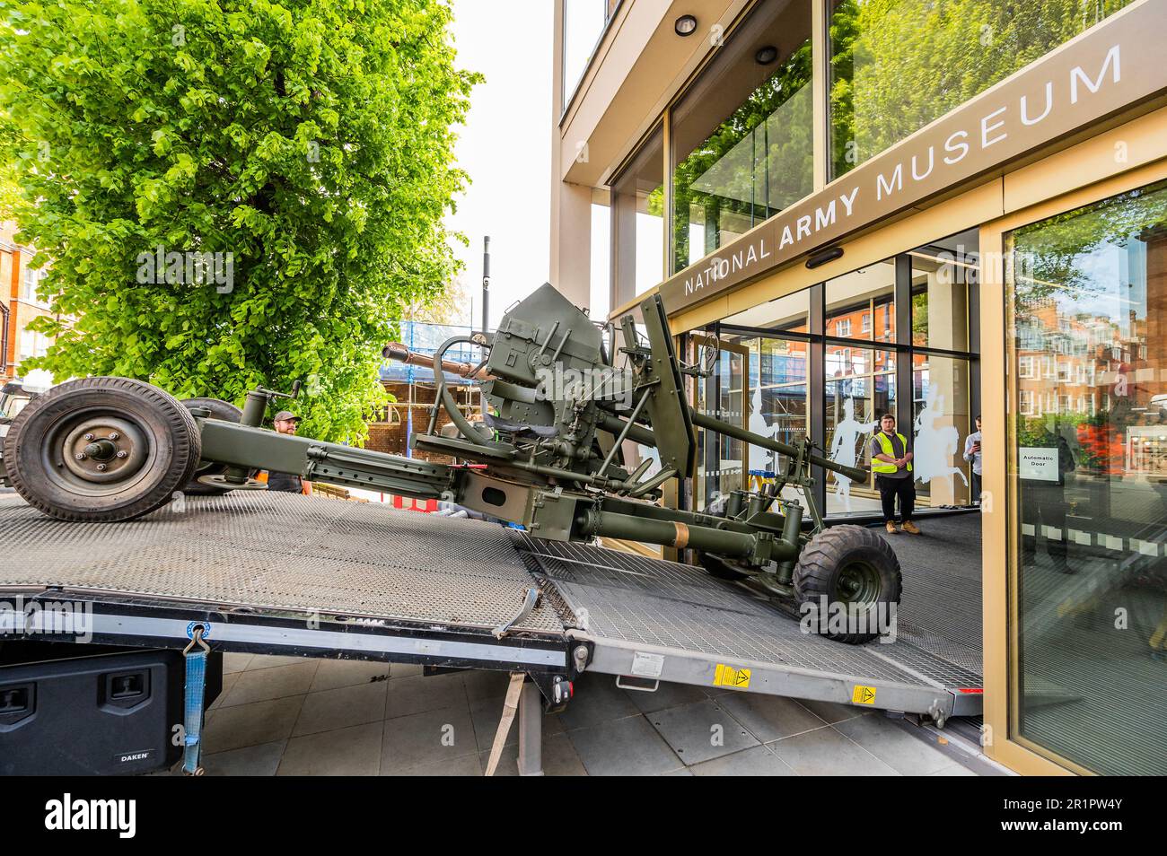 London, UK. 15th May, 2023. Installation of the Bofors gun in National ...