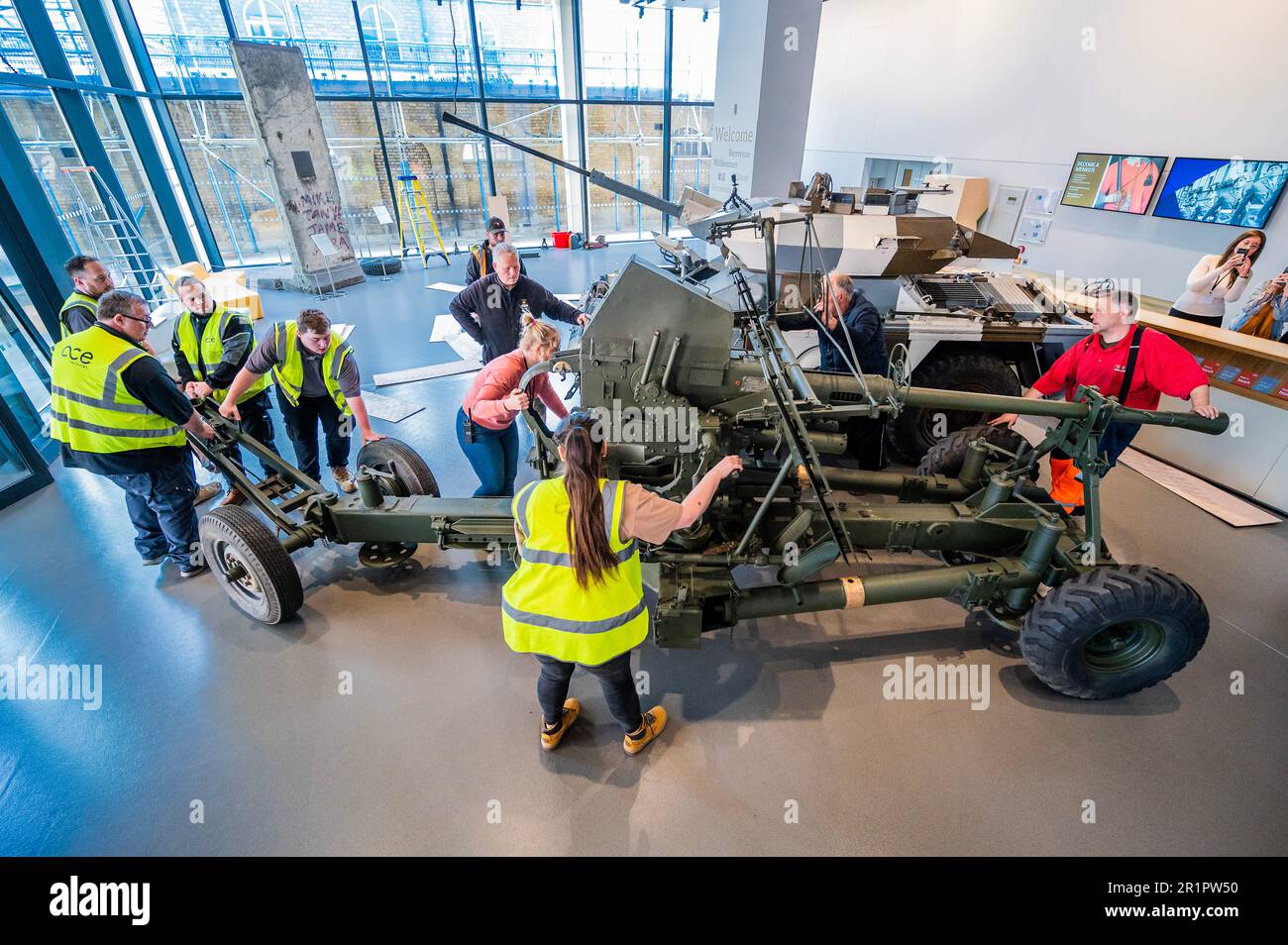 London, UK. 15th May, 2023. Installation of the Bofors gun in National ...