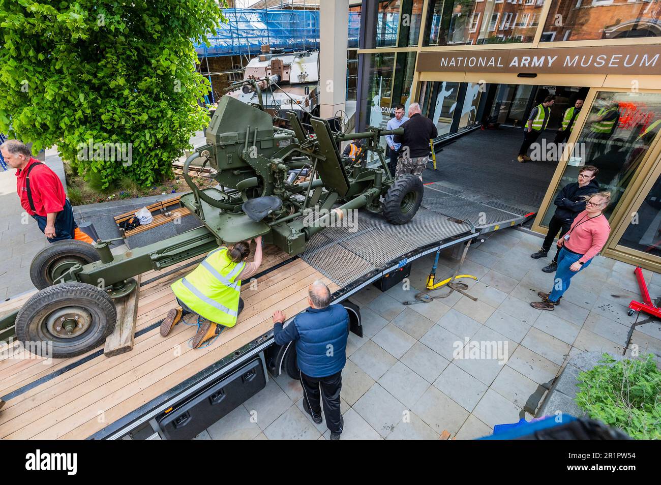 London, UK. 15th May, 2023. Installation of the Bofors gun in National ...