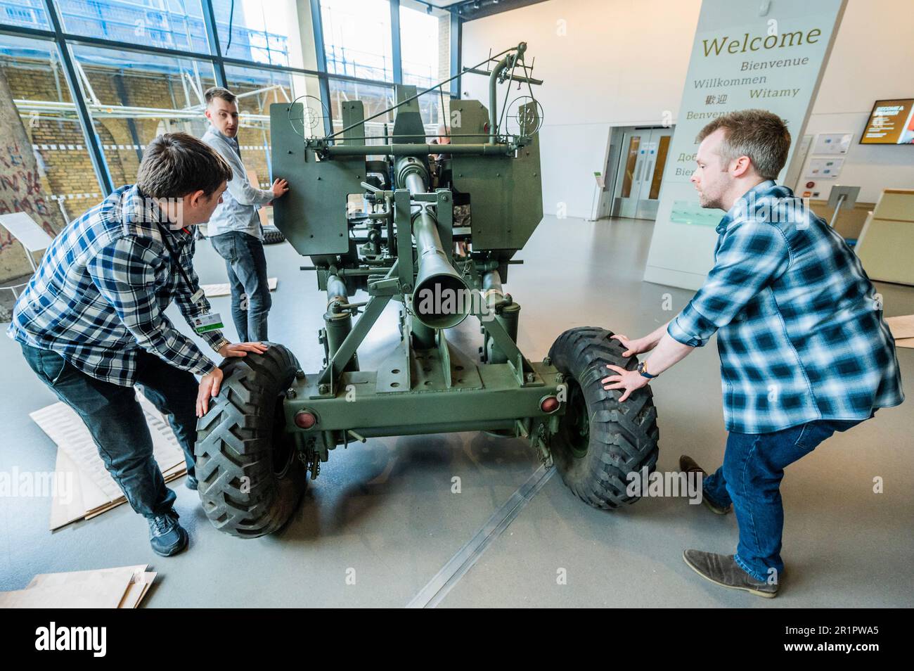 London, UK. 15th May, 2023. Installation of the Bofors gun in National ...