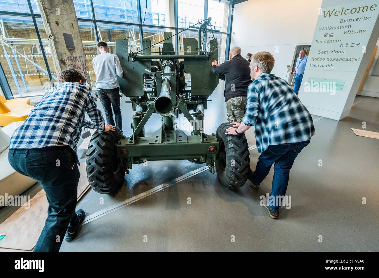 London, UK. 15th May, 2023. Installation of the Bofors gun in National ...
