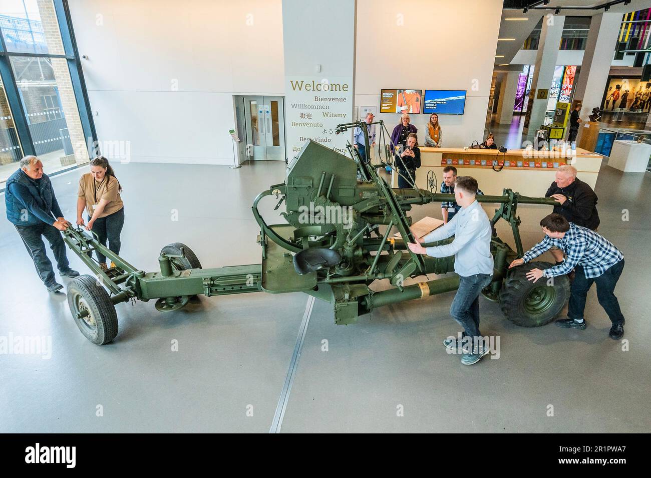 London, UK. 15th May, 2023. Installation of the Bofors gun in National ...