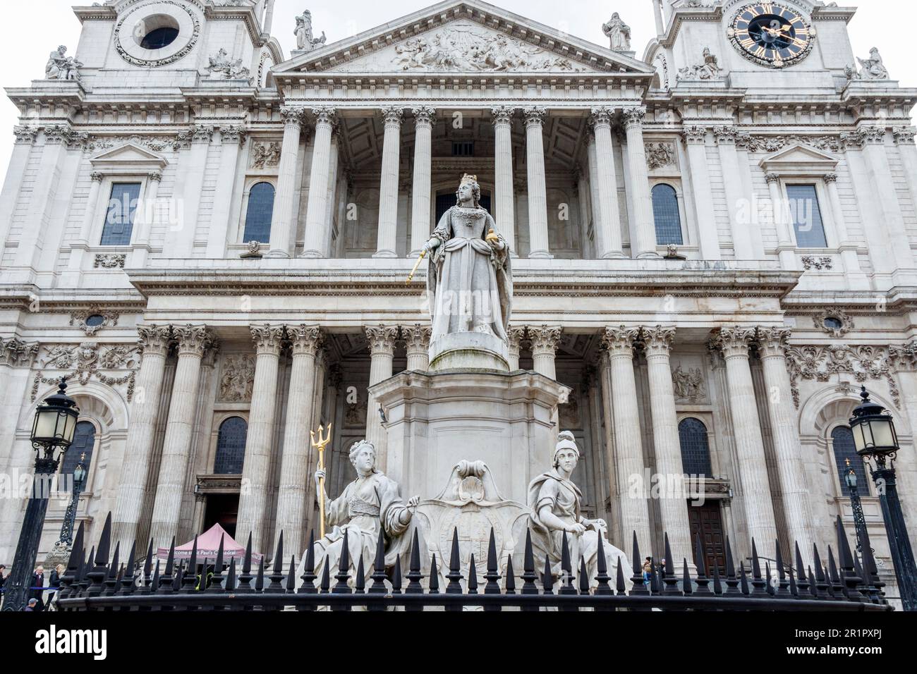 Statue of Queen Anne in the forecourt outside the west front of St Paul ...