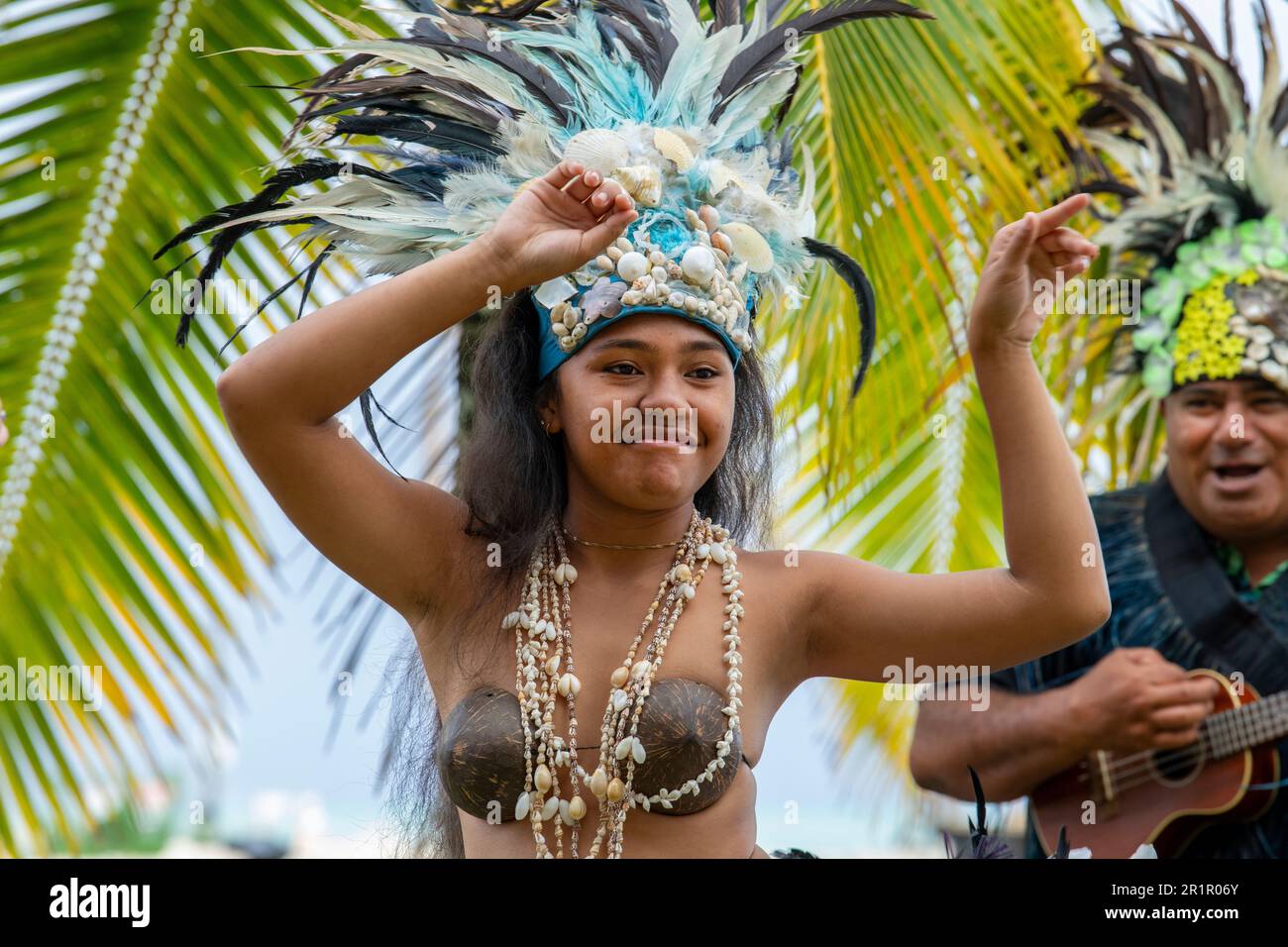 New Zealand, Cook Islands, Aitutaki. Traditional Polynesian style welcome dance Stock Photo - Alamy