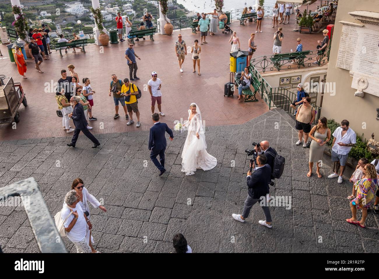 Wedding couple in the alleys of Capri, Capri, Gulf of Naples, Campania ...